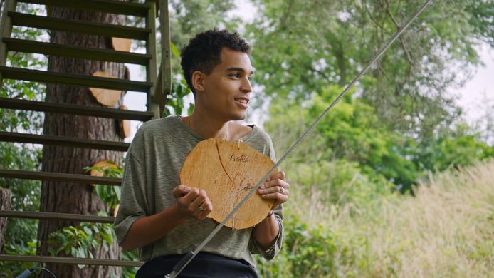 Aster Nzeyimana vervangt straks Frank Raes als presentator in ‘Extra ...