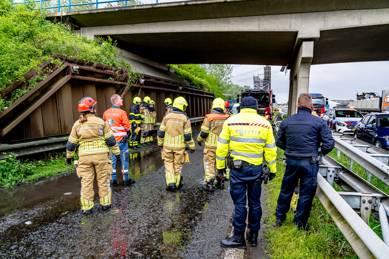 Motorrijder rijdt op A59 van viaduct af en belandt op uitvoegstrook ...