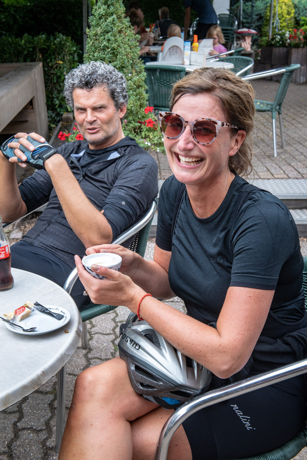 Uitpuffen en oppeppen bij de fietspleisterplaatsen | Foto | AD.nl