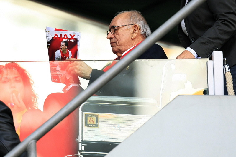 Ajax-supporters onthullen standbeeld Bobby Haarms | Foto | AD.nl