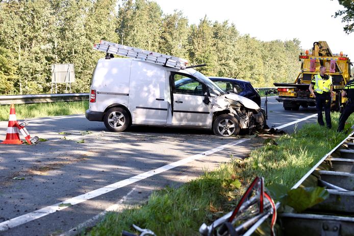 Botsing met veel schade op N50 bij Emmeloord: bestelbus slaat over de kop | Noordoostpolder ...