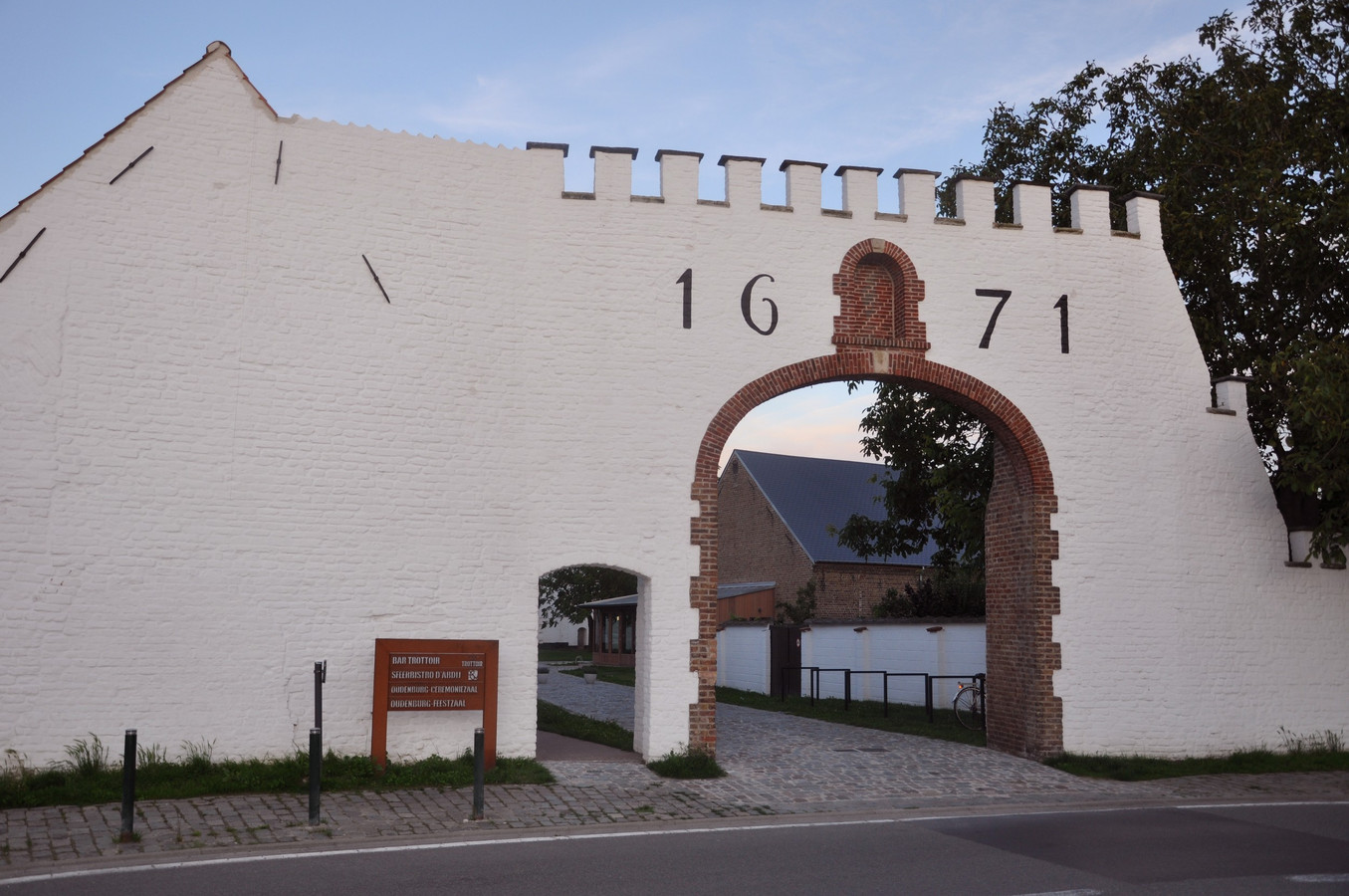 Historische muur op binnenplein van Abdijhoeve in Oudenburg is ...
