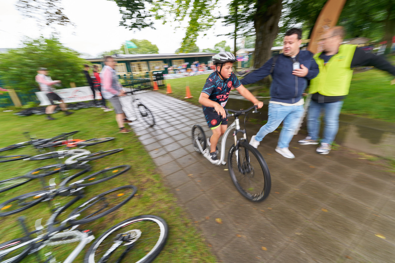 Bikkels in de regen, maar toch maakt Hengelo Sport zich zorgen | Foto ...