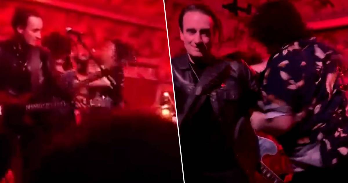 KIJK. Frontman The View valt bandlid aan tijdens uitverkocht optreden ...