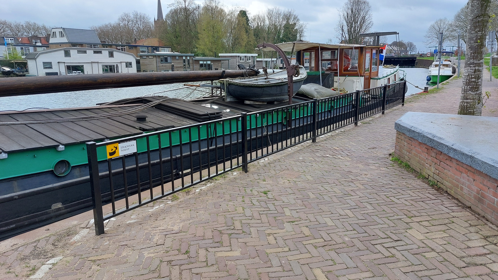 Huh, een hek? Dit is waarom langs de Handelskade in Nieuwegein een heel ...