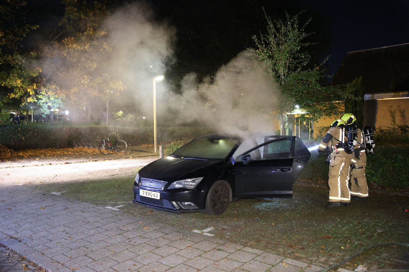 Interieur van geparkeerde auto in Delft beschadigd door brand, mogelijk ...