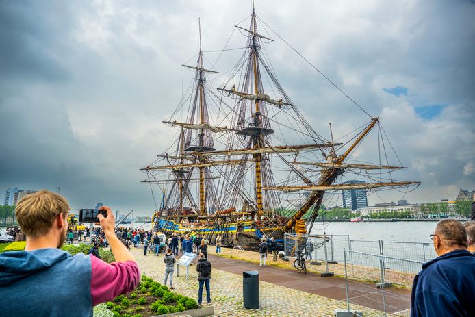 Slapen in een hangmat, 3 douches voor 80 man: op dit mega-zeilschip is ...