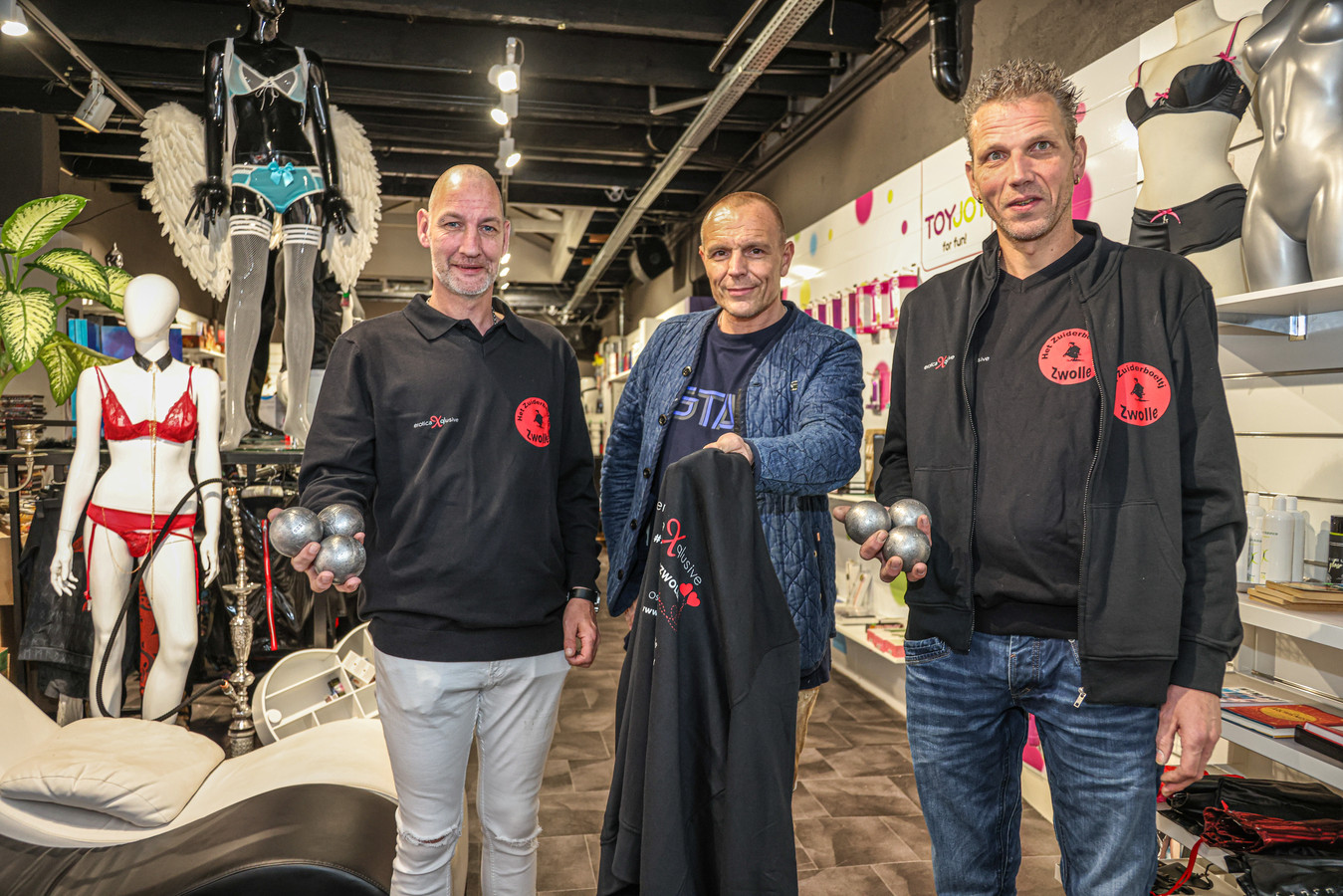 Pikante sponsor voor jeu-de-boulesclub uit Zwolle: ‘Willen van stoffig ...