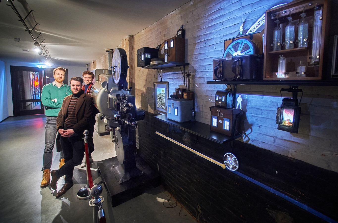 Bijzonder om te zien: kleine mannetjes lijken echt uit de muur te komen ...