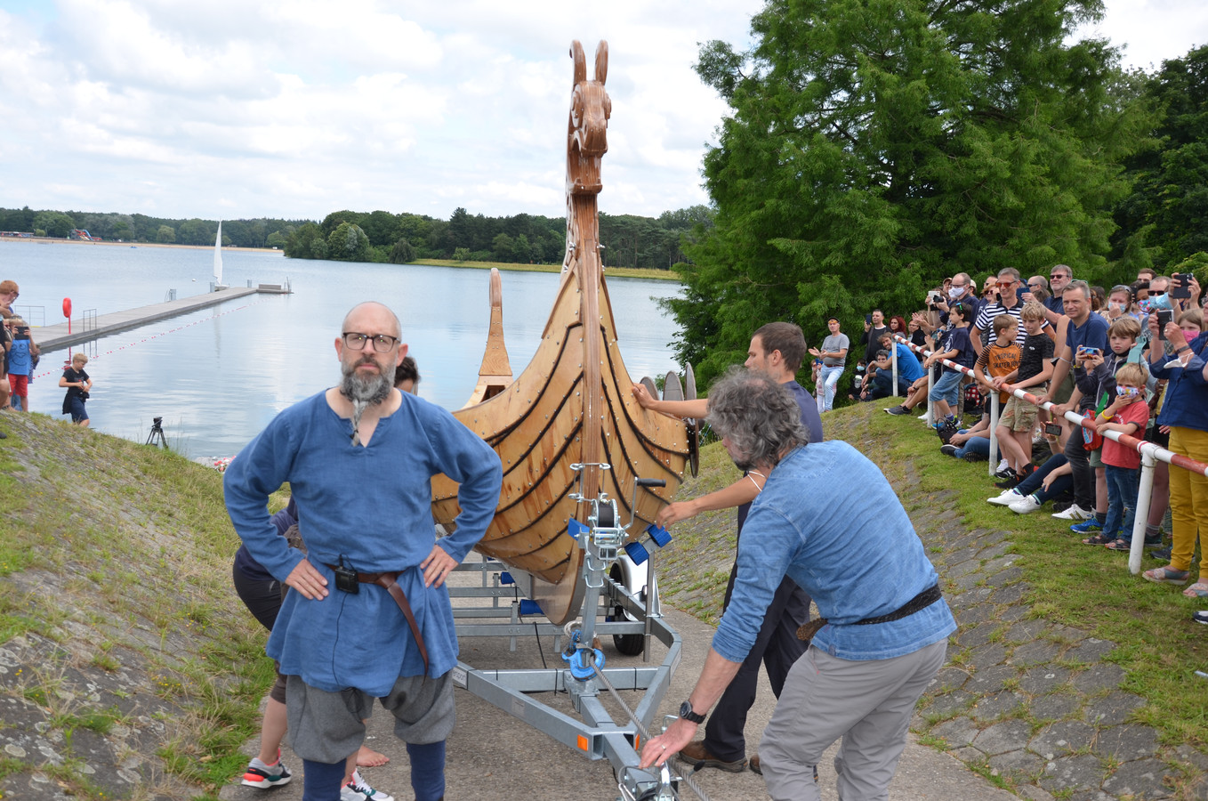Stefaan (50) laat zelfgebouwde vikingboot succesvol te water: “Deze ...