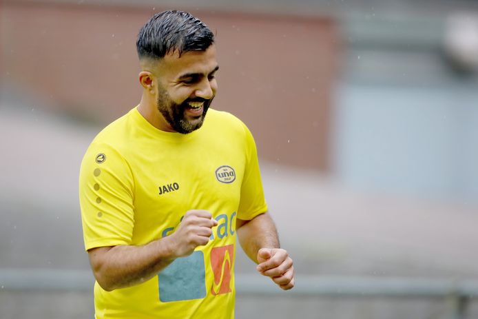 UNA speelt tegenstander in slotkwartier helemaal zoek, Serhat Koç weer ...