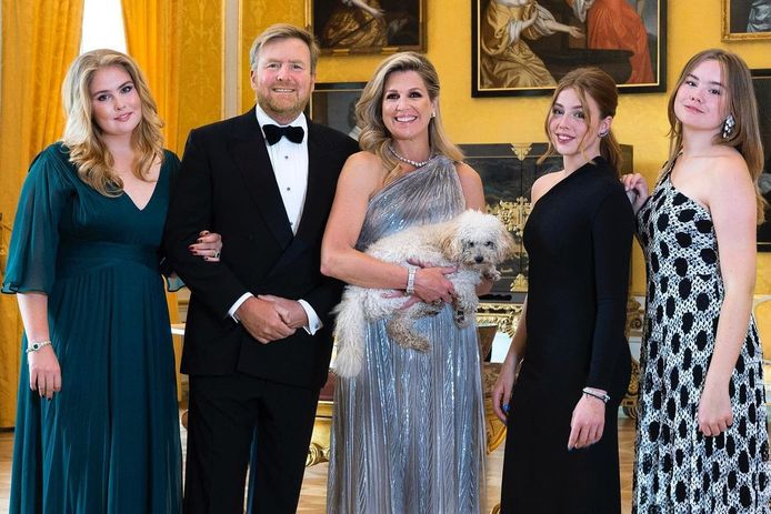 Ook Hondje Mambo Poseert Koning Willem Alexander En Koningin Máxima