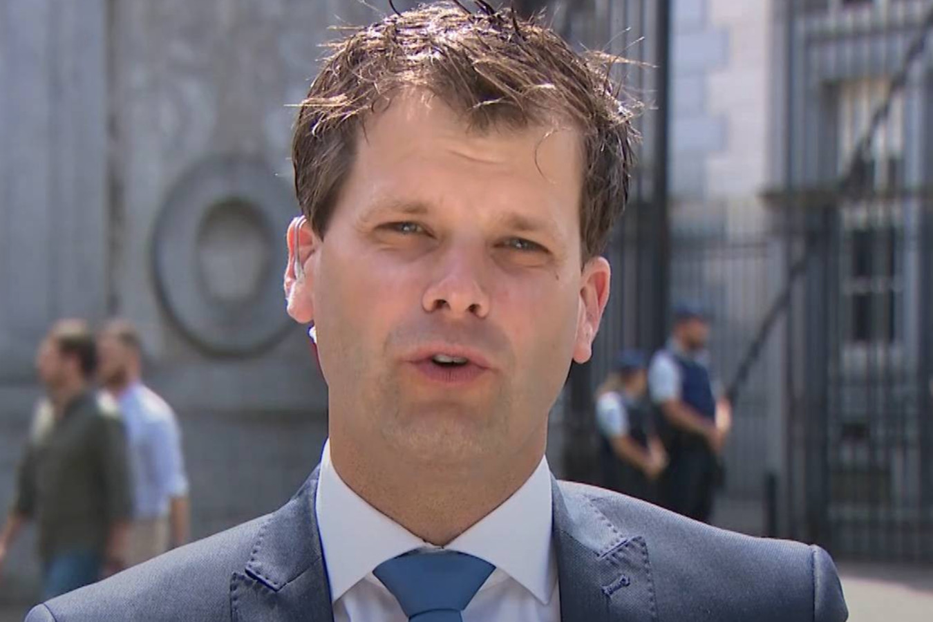 Collega’s en kennissen zwaaien VTM-nieuwsanker Dany Verstraeten uit ...