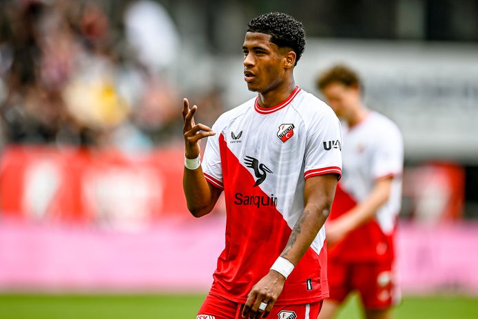 PSV werkt de eerste klussen voor volgend seizoen al af, maar heeft nog ...