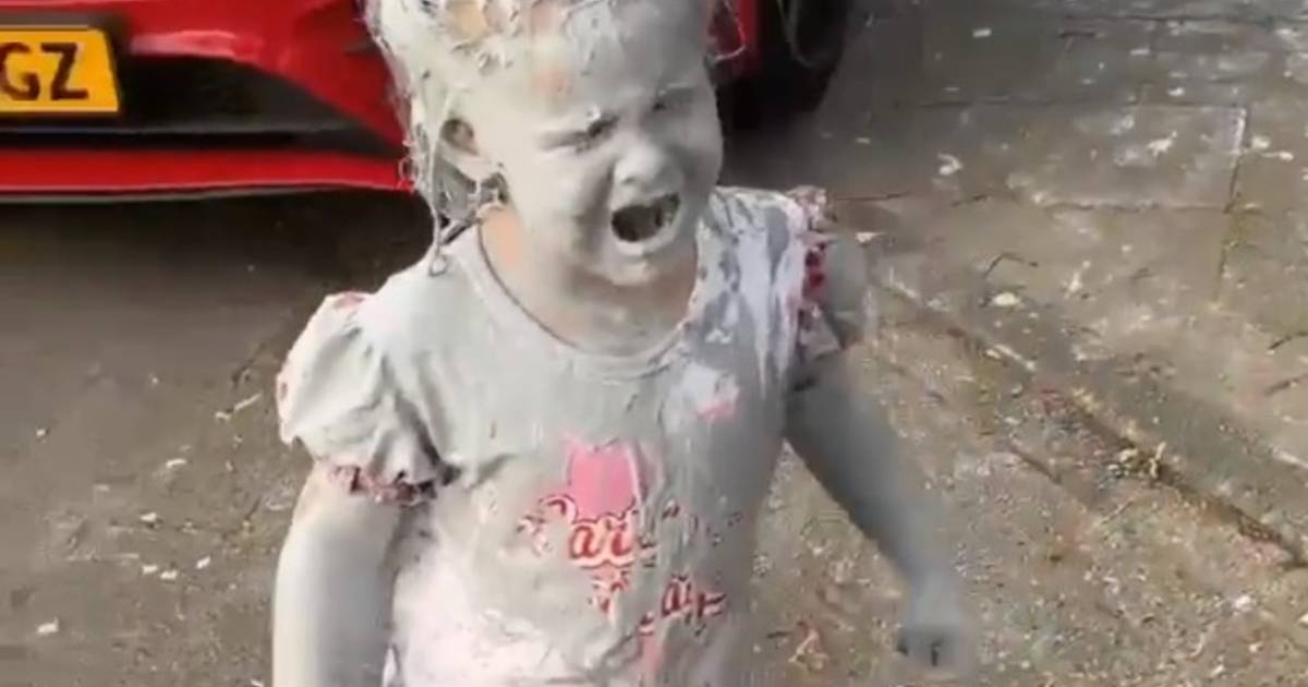 Noëlla (3) ‘wast’ zichzelf en moeders auto met waterafstotende verf ...