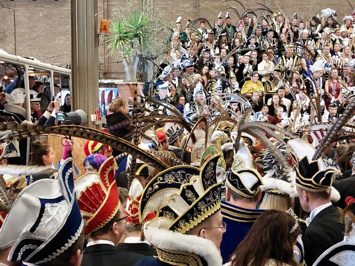 Allemaal op de foto: bijna 100 carnavalsprins(ess)en komen samen bij ...