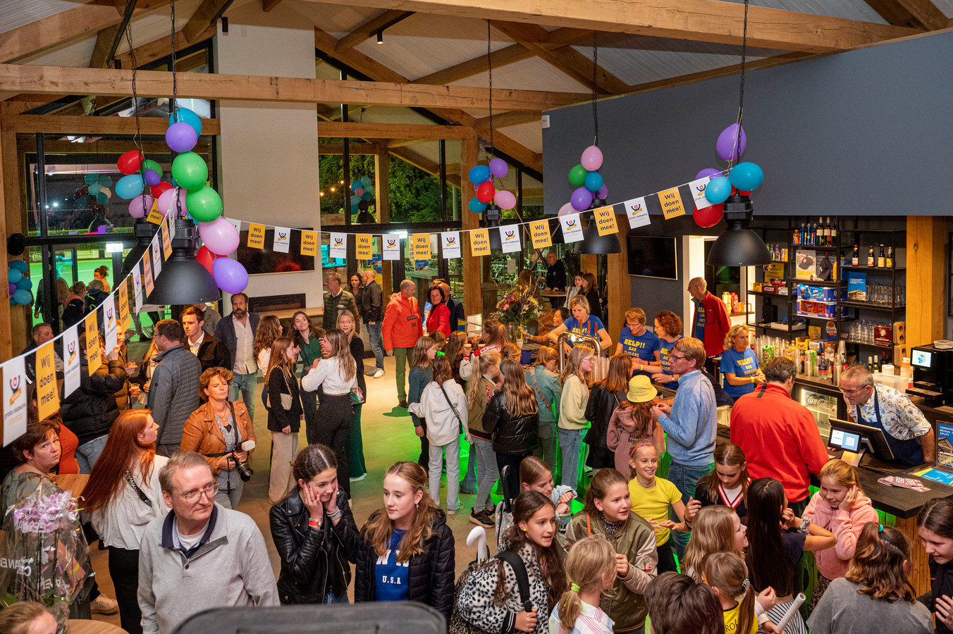 Hockeyclub Prinsenbeek viert opening nieuw clubhuis | Foto | bndestem.nl