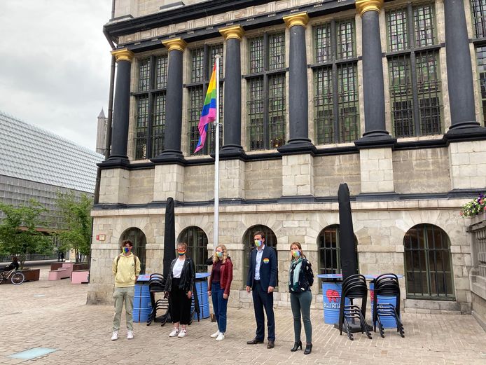 Stad Gent hijst de vlag, burgemeester roept op om “Vandaag ...