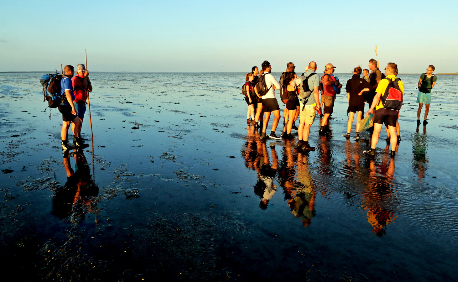 Wadlopen in trek: niets anders zien dan het terugtrekkende water | Foto ...