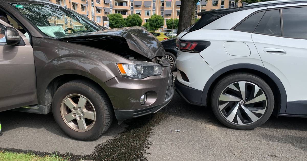 Auto botst hard achterop file in Apeldoorn, bestuurder mee naar het ...