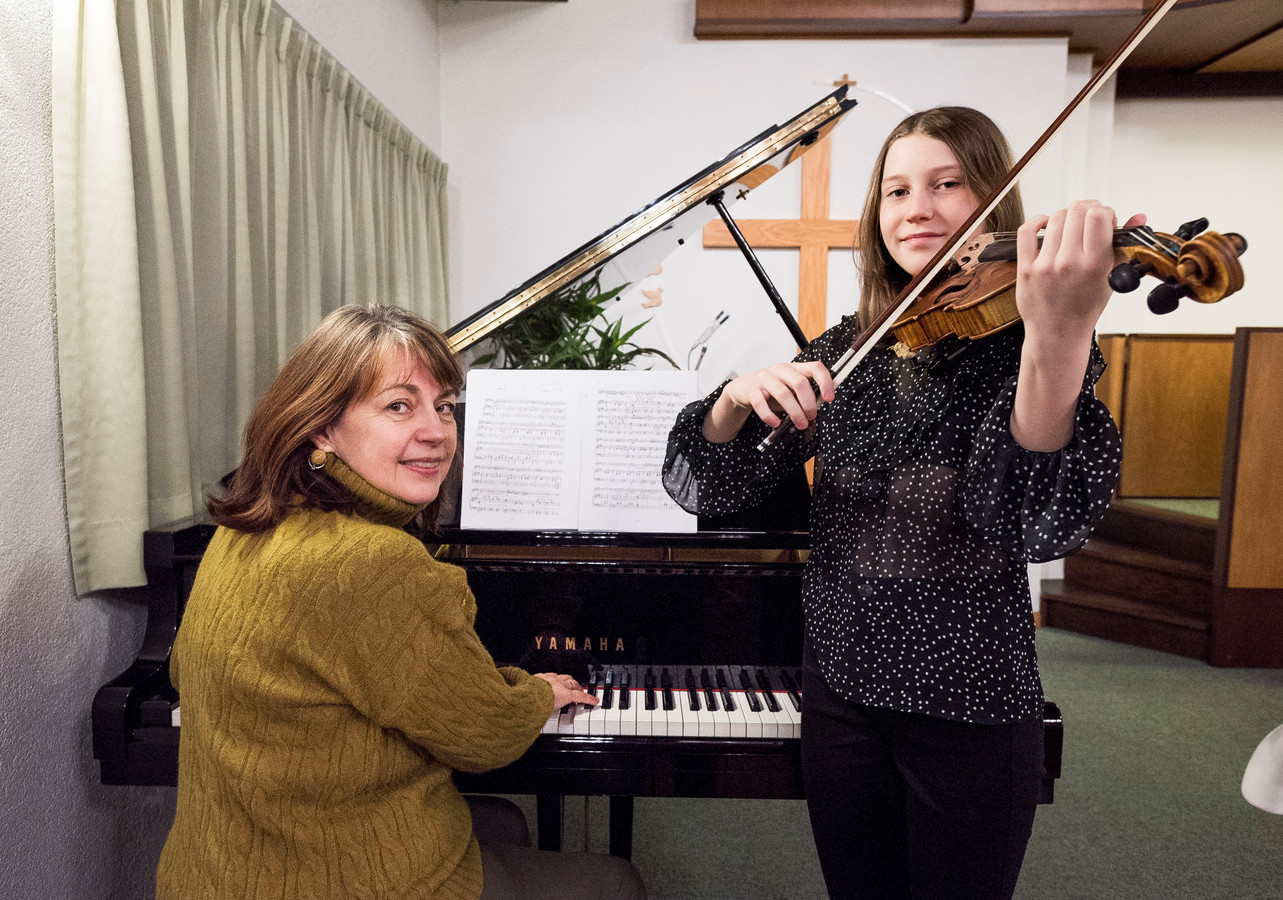 Russische Irina en Oekraïense Solomya (14) maken samen muziek: ‘Kan er ...