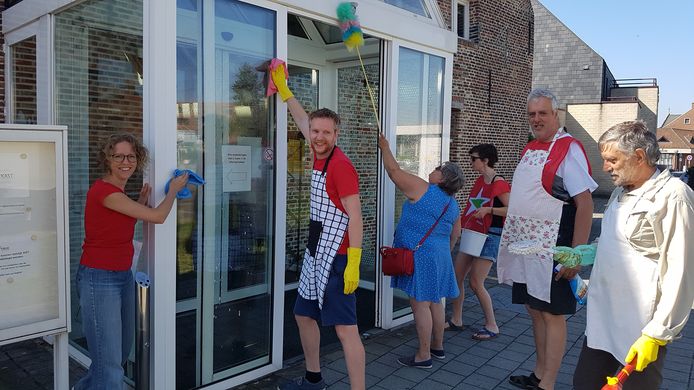 PVDA biedt Geelse Huisvesting gratis poetsbeurt aan als ludiek protest ...