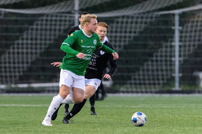 Zelfs ingetapete enkel kan Tim van der Voort niet van het scoren houden ...