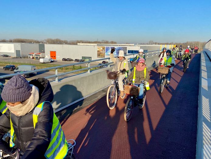 Leerlingen komen nieuwe brug in Wommelgem feestelijk infietsen: “Veel ...
