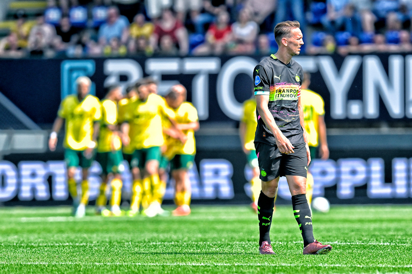 LIVE | Puntenrecord van de baan? PSV worstelt ook na rust in Sittard ...