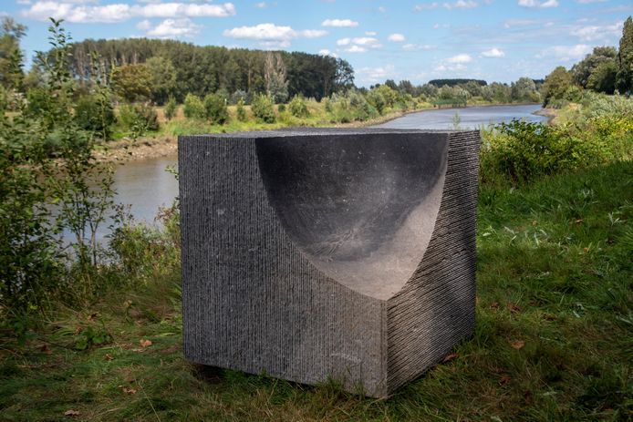 Kunstwerk Cubes #106 van Luc De Man siert het jaagpad langs de Schelde ...