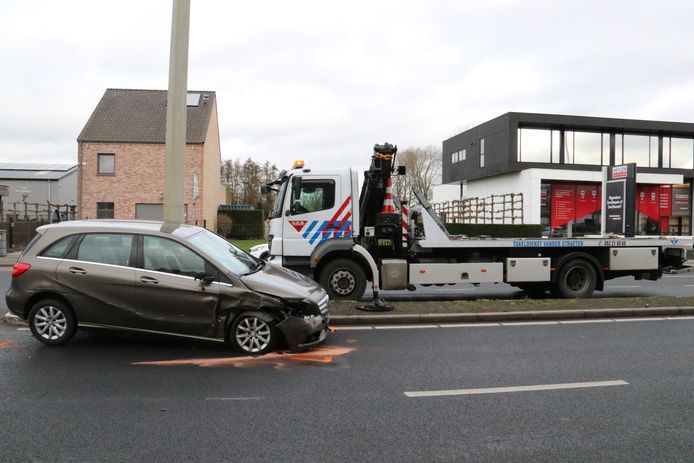 Voertuigen botsen aan kruispunt op Mechelsesteenweg en lopen zware schade op | Dendermonde | hln.be
