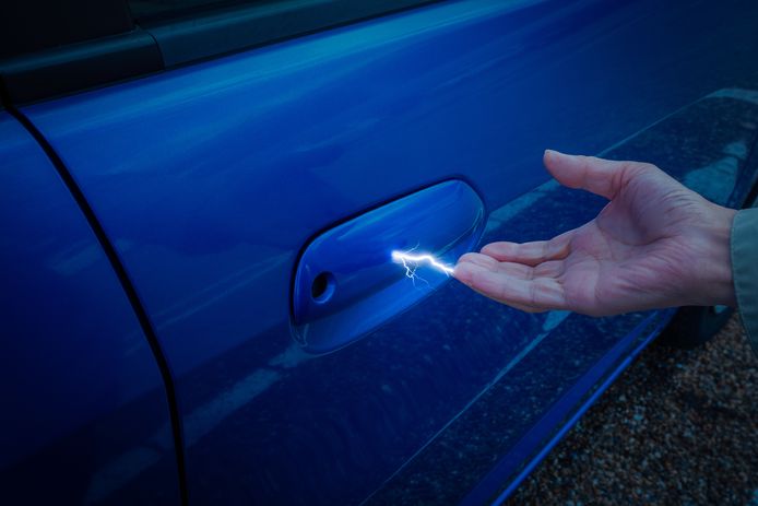 Zo voorkom je die irritante statische schok als je uit de auto stapt ...