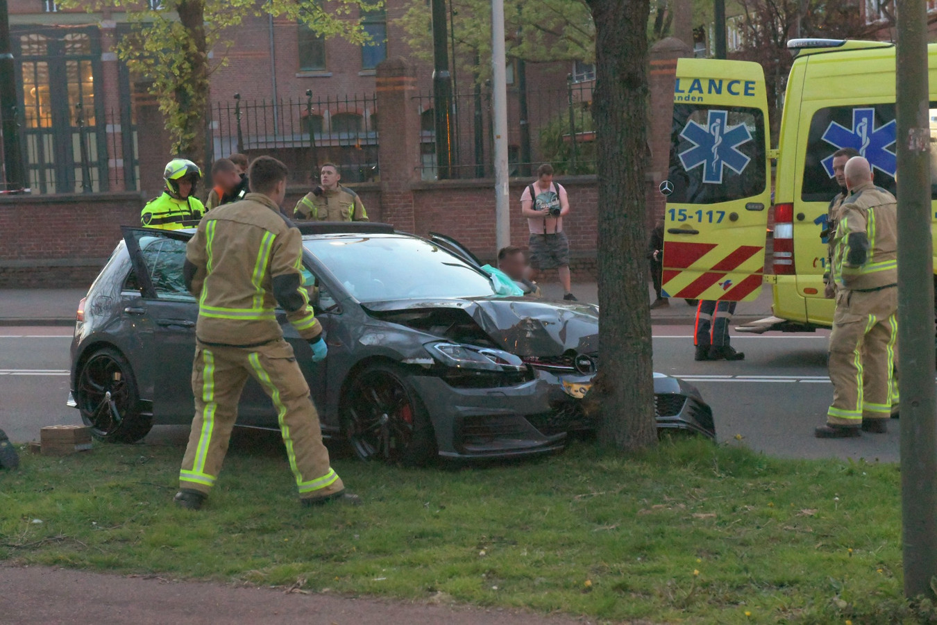 Bestuurder raakt macht over stuur kwijt en knalt tegen boom op Parallelweg Den Haag | Foto | AD.nl