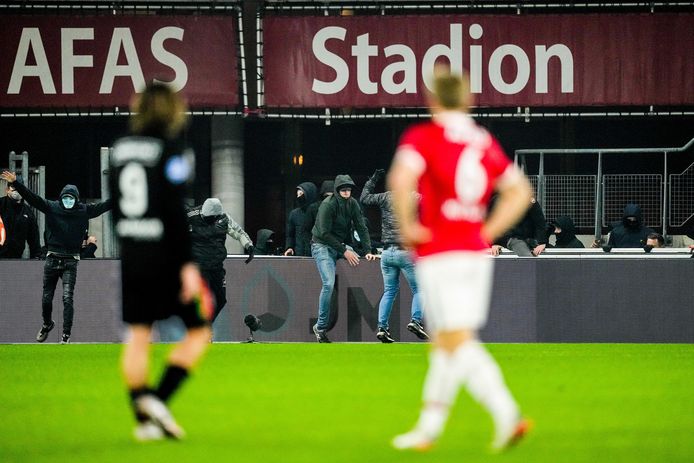 NEC verspeelt in blessuretijd zege op AZ, wedstrijd ontsierd door ...