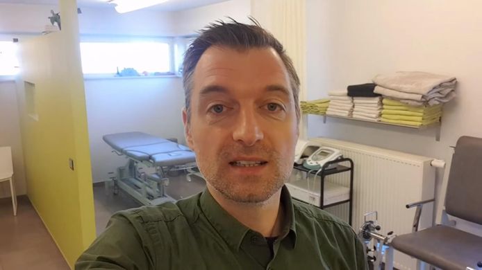 Kinesist gaat op huisbezoek en toont oefeningen voor het raam ...