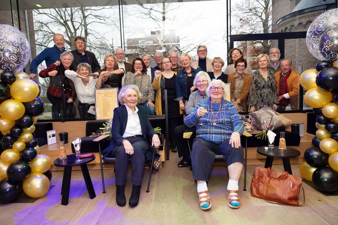 Voor 65 jaar inzet bij toneelgroep Genesius krijgen Nelleke (85) en ...