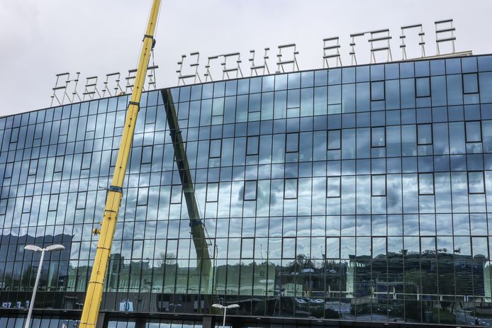 Een huzarenstukje in Gent: nieuwe letters worden aangebracht op Planet ...