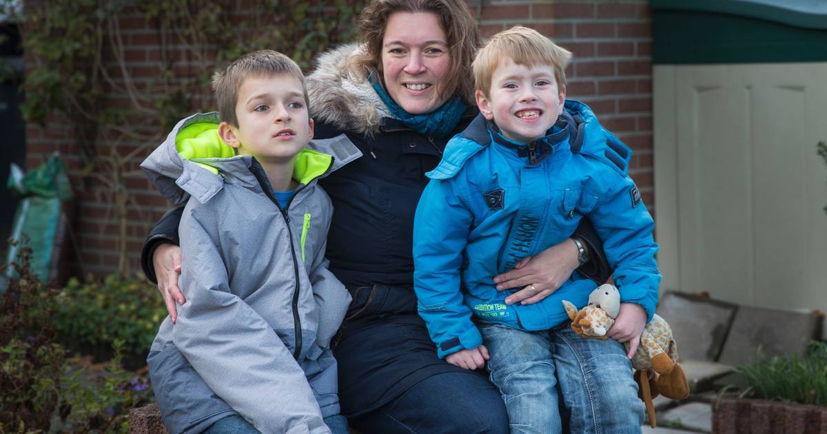 Ruben en Nathan moeten elke dag drie uur met de taxi | Duiven ...