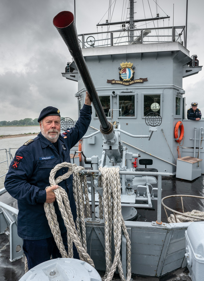 Kantje boord: Historische mijnenveger AMS Bernisse vaart tijdens eb ...