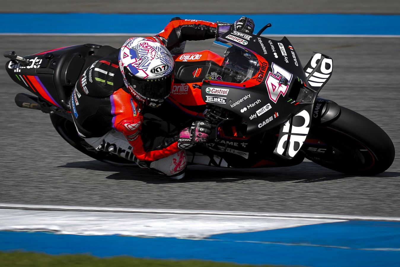 Video uit 2019 doet stof opwaaien: Moto3-mecanicien schopt en slaat ... Video uit 2019 doet stof opwaaien: Moto3-mecanicien schopt en slaat ...