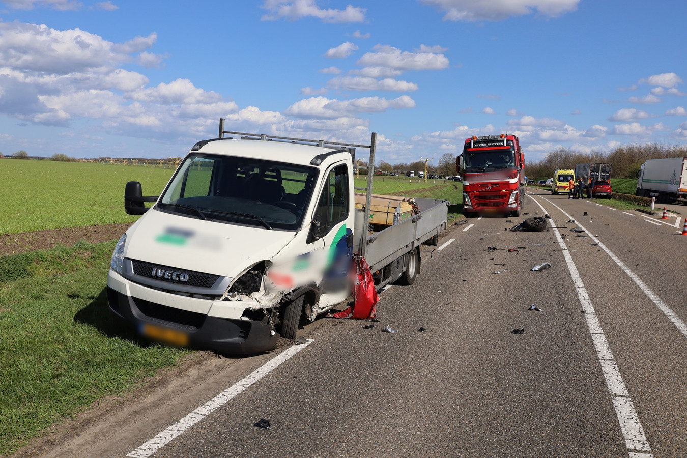 Auto rijdt verkeerde weghelft van Rondweg op in Volkel en botst op ...