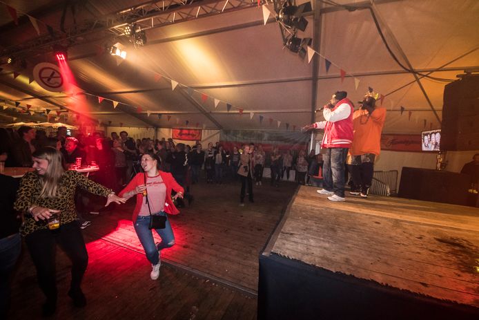 Rapper Def Rhymz laat de ‘billen schudden’ in feesttent in Wierden ...