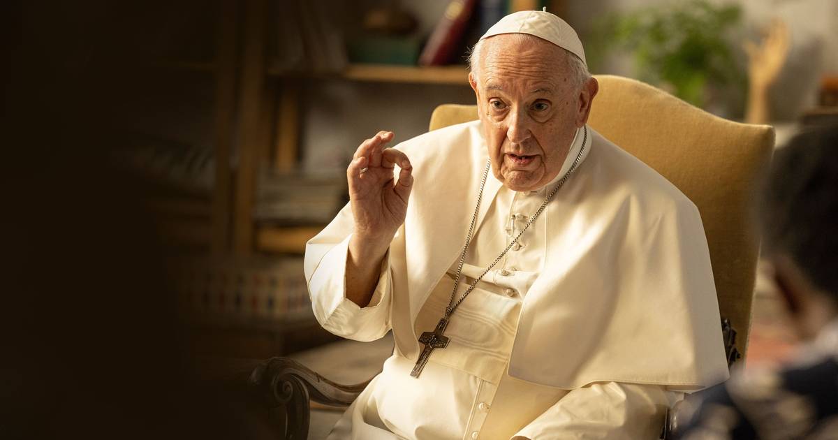 Paus Franciscus neemt het op voor voorganger na controversiële ...