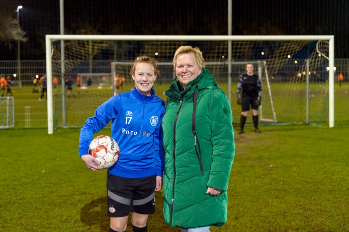 Voetbalsters Nieuwkuijk moesten scheidsrechter ‘ontvoeren’ om mee te ...