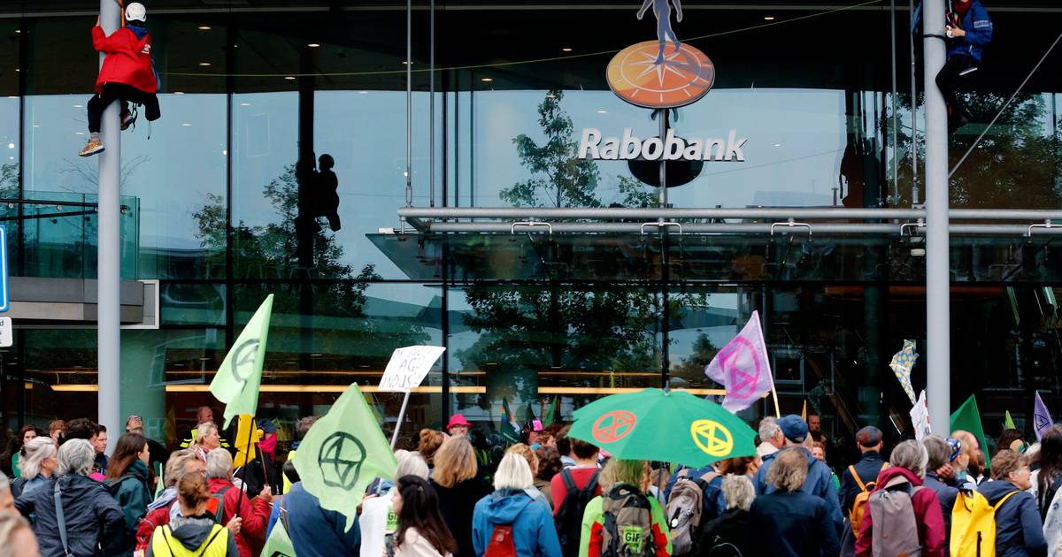 Extinction Rebellion en Greenpeace blokkeren pand Rabobank Utrecht en ...