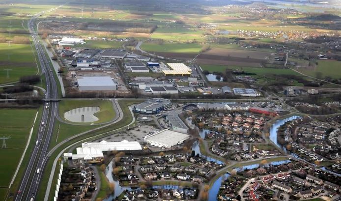 Beuningen staakt inspanningen om lelijke kassenwand A73 te verfraaien ...