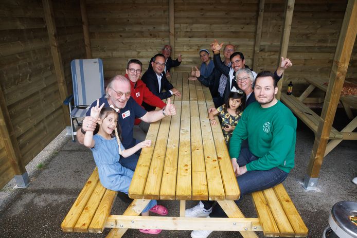 Eén jaar na aankomst zitten asielzoekers er in Putte beter bij: van bouwhekken naar warme ...