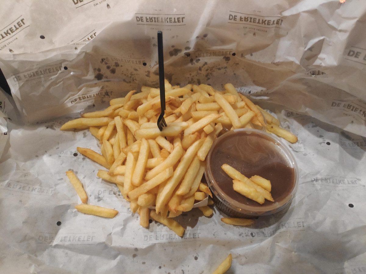 “De stoverijsaus is vermengd met de mayonaise. Het ziet er één groot ...