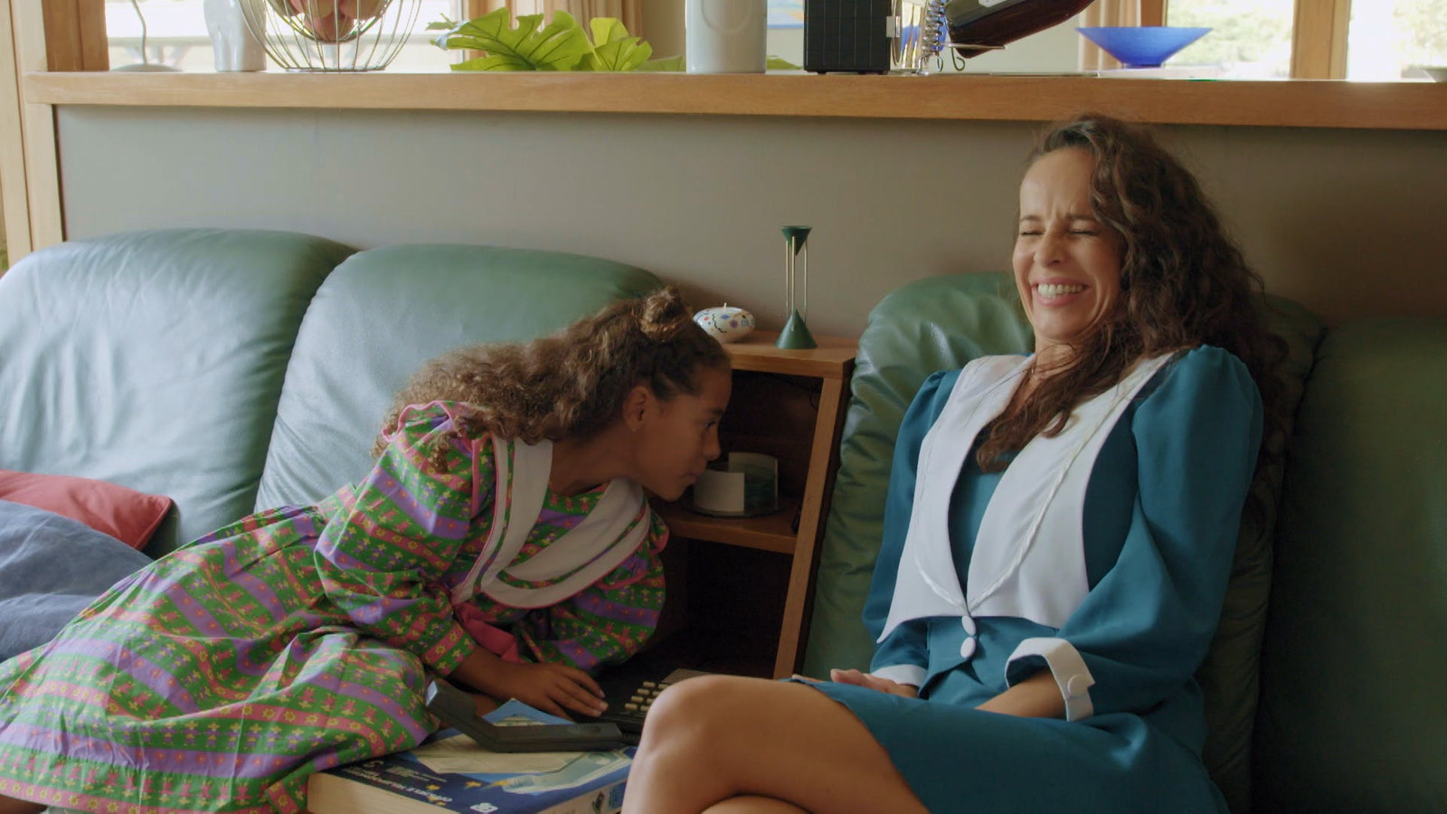 Ann Van Elsen en dochter June doen ‘prank calls’: “Hallo, met het paard ... Ann Van Elsen en dochter June doen ‘prank calls’: “Hallo, met het paard ...
