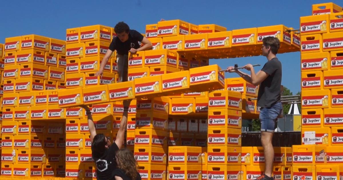 Metershoog wordt het woord Vrijheid met bierkratten gemaakt op ...